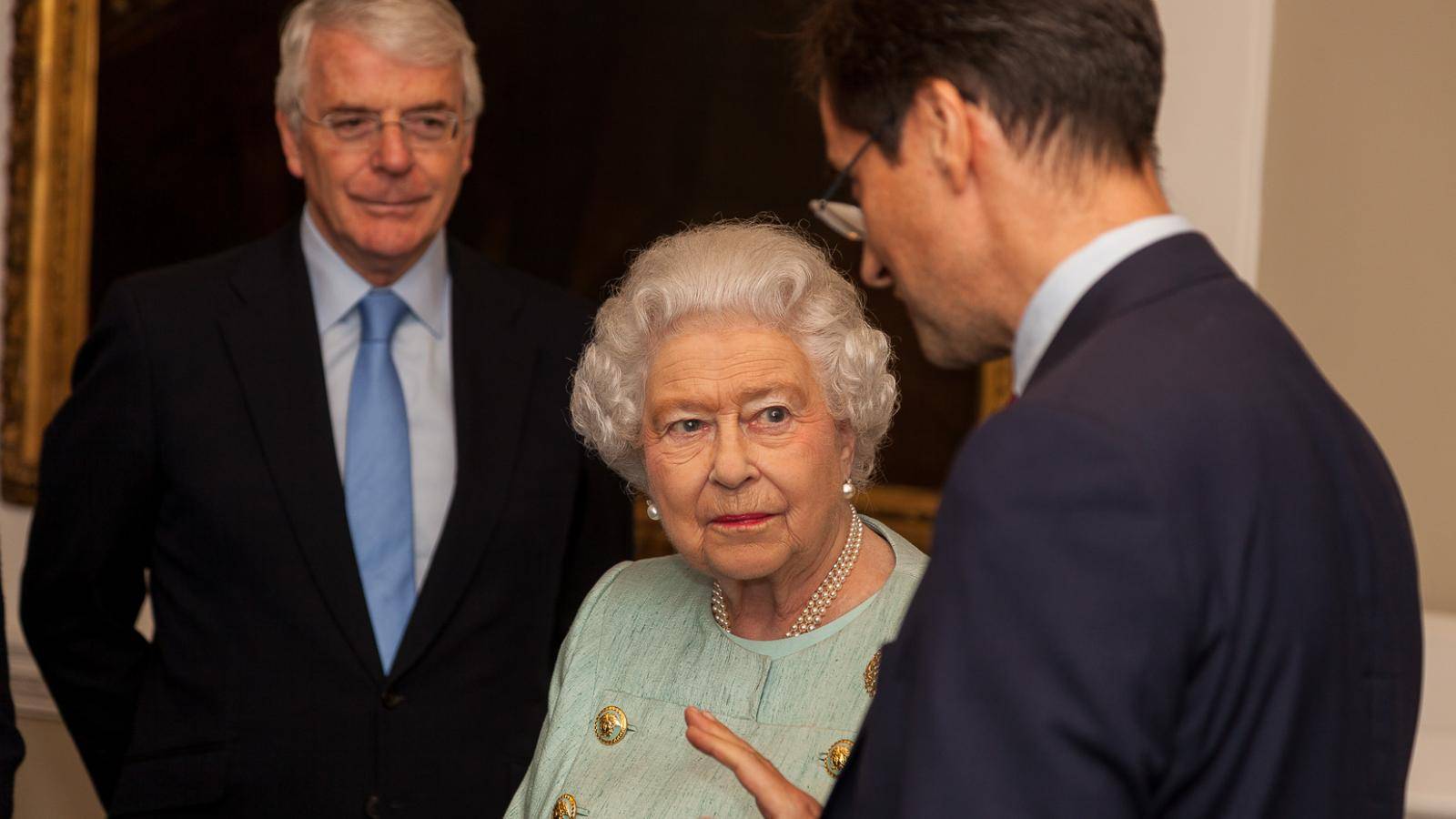 Sir Robin Niblett becomes distinguished fellow and lifetime member ...